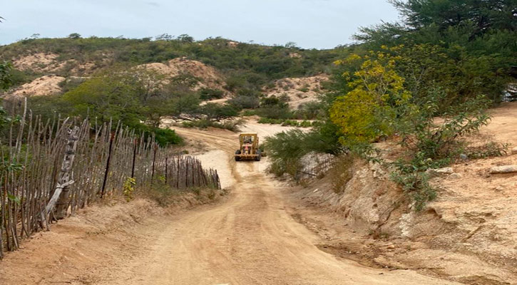 Limpian y dan mantenimiento a caminos vecinales en CSL Limpian y dan mantenimiento a caminos vecinales en CSL
